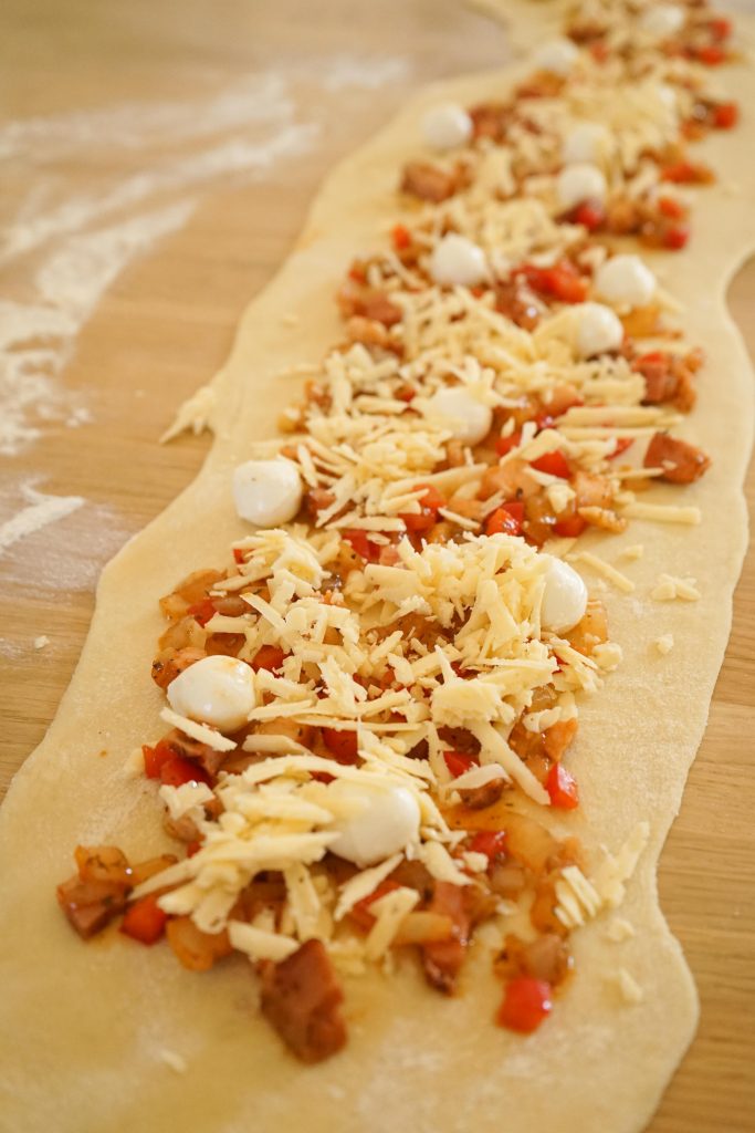 Svētku kliņģeris ar siera un gaļas pildījumu - Lindas Virtuve